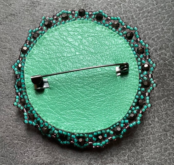 Håndlaget brosje Klassisk . - Epla