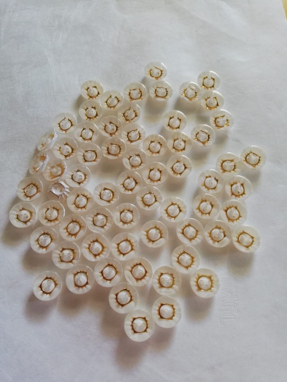 65 hvite knapper med gullmønster - Epla