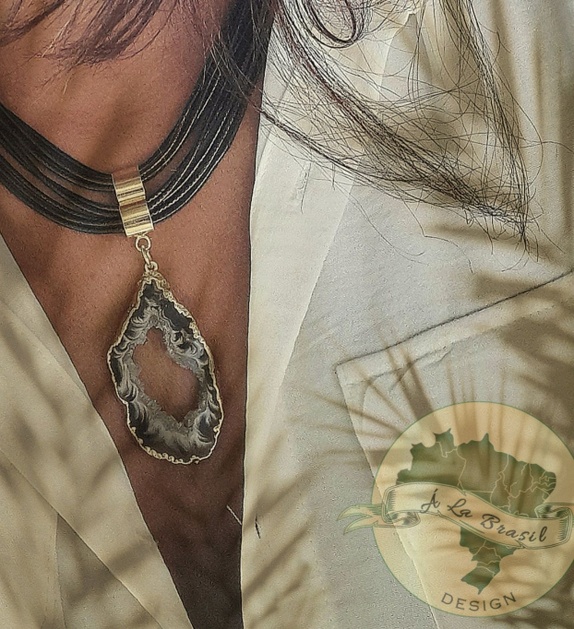 Svart halskjede med naturstein, gullbelagte metall og skinnsnor sort(syntetisk) - Epla