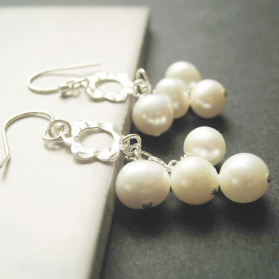 Øredobber med hvite ferskvannsperler og sterling sølv - Epla