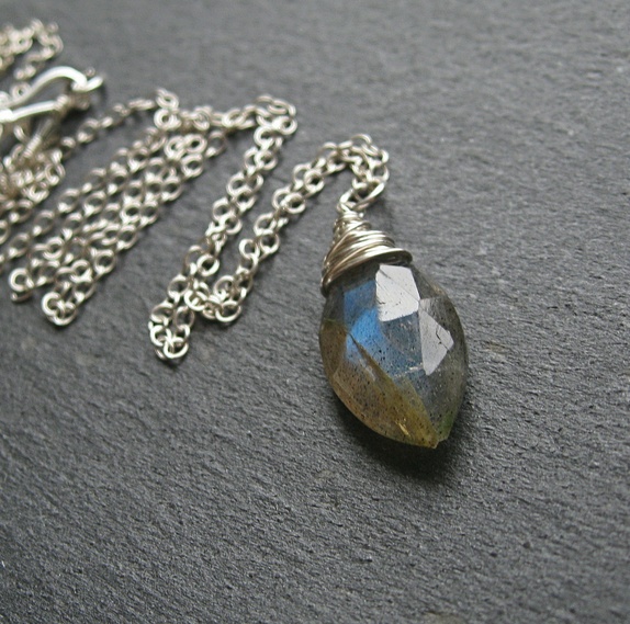 Halssmykke - labradoritt og sølv - Epla