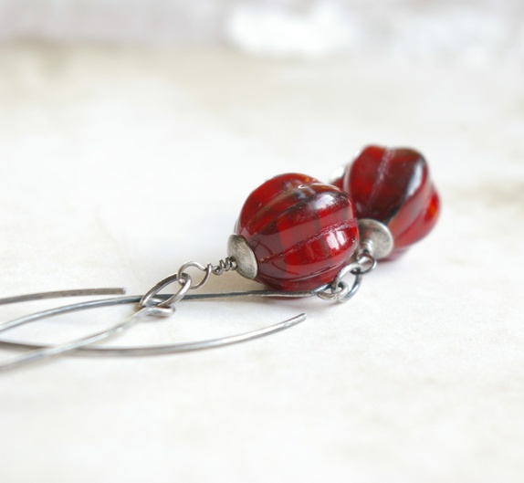 Øredobber - røde vintage glassperler og oksidert sølv - Epla