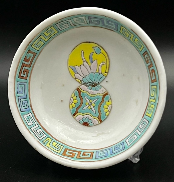 Kinesisk soyaskål med polykromt silkeball-motiv. - Epla