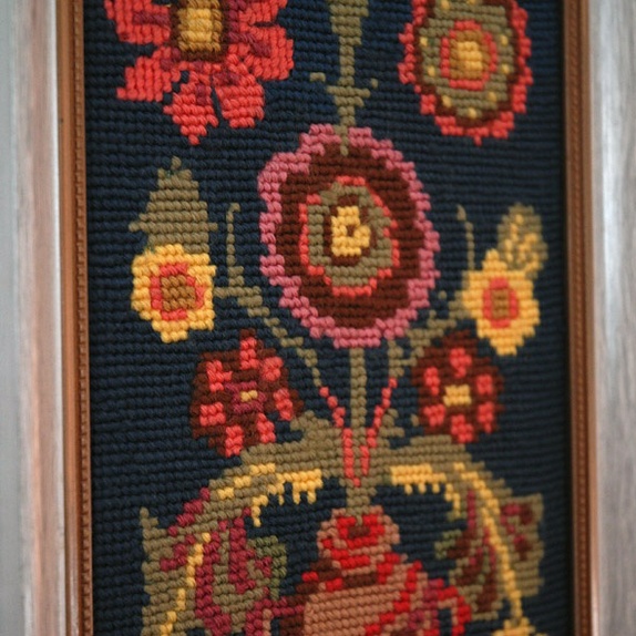 Eldre vakkert innrammet broderi. - Epla