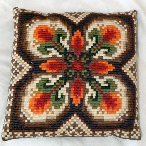 Eldre brodert pute i retrostil - Epla