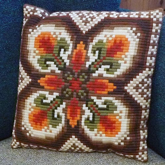 Eldre brodert pute i retrostil - Epla