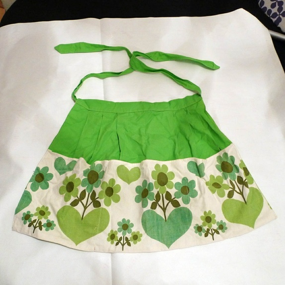 Lite grønt retro forkle* - Epla