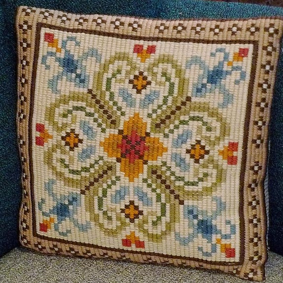 Retro brodert pute - Epla