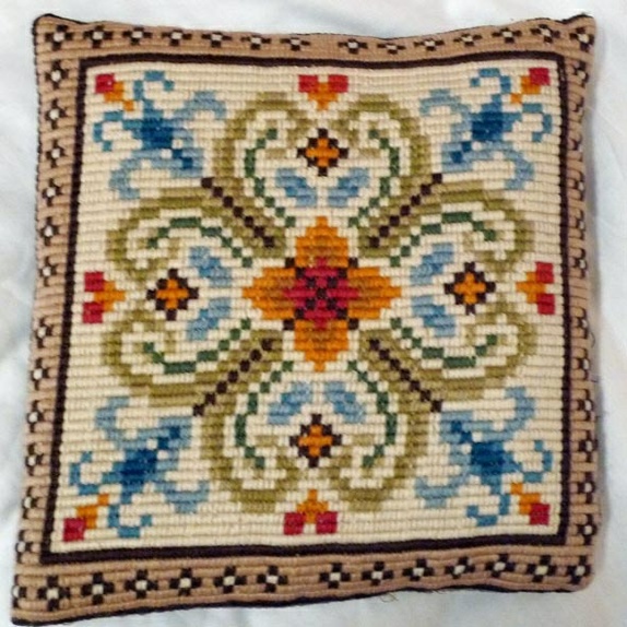 Retro brodert pute - Epla