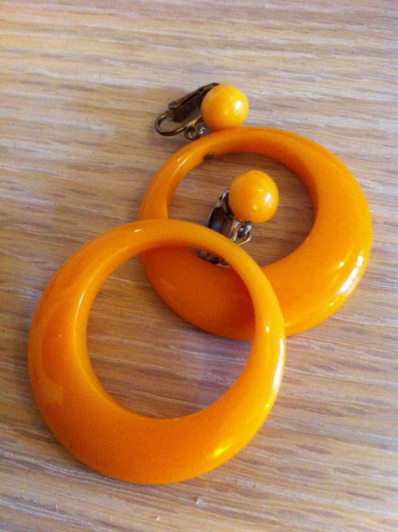 Gule klipsøredobber i bakelitt! - Epla