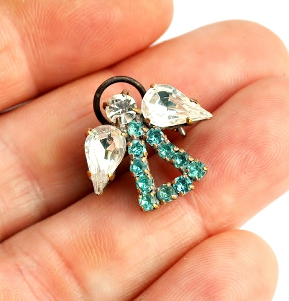 Liten turkis engel, gammel glitrende brosje - Epla