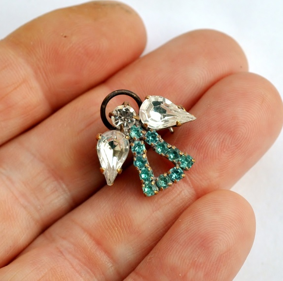 Liten turkis engel, gammel glitrende brosje - Epla