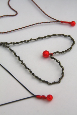 Ryddesalg -30%, 3stk hjerter med røde perler - Epla