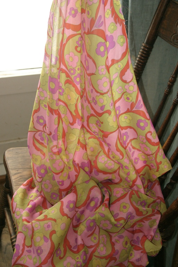 Stoff med 70 talls mønster - Epla