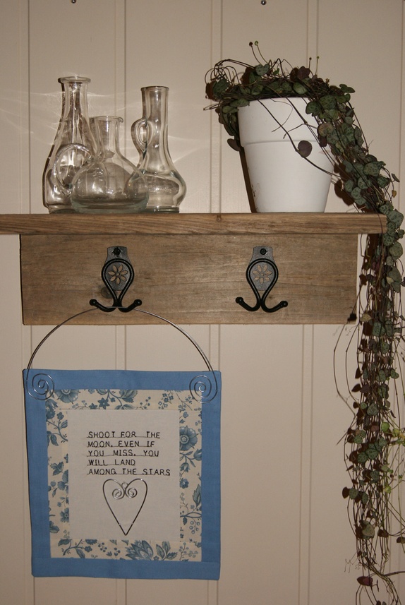 Hylle med knagger - Epla