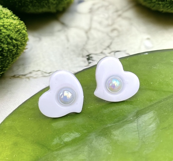 Hvite HJERTER 15mm ørepynt - Epla