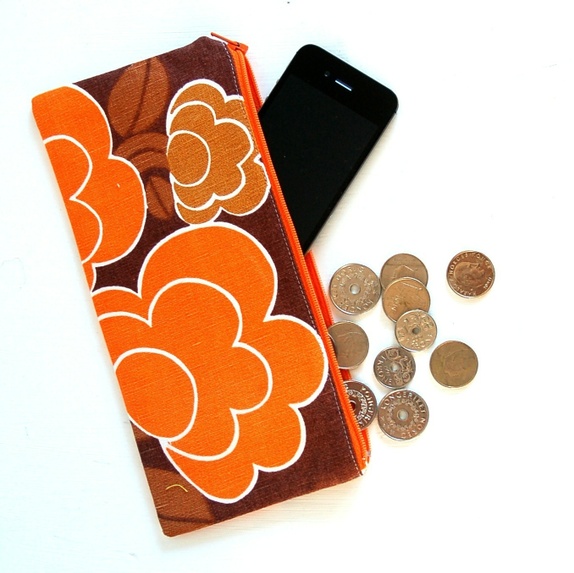 SALG! 30% Før 140,- Avlang pung - Blå og turkise blomster - Epla