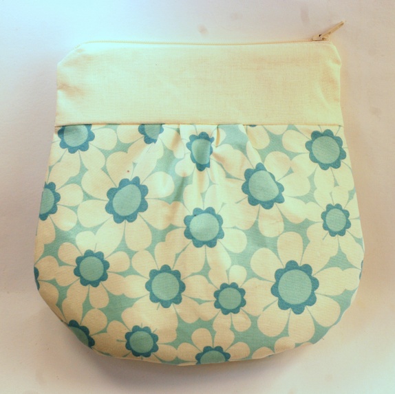 Blå blomster - en romslig pung - Epla