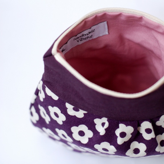 Lilla blomster og dus rosa - en romslig pung - Epla