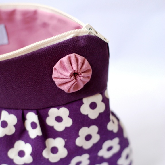 Lilla blomster og dus rosa - en romslig pung - Epla