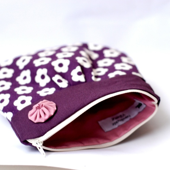 Lilla blomster og dus rosa - en romslig pung - Epla