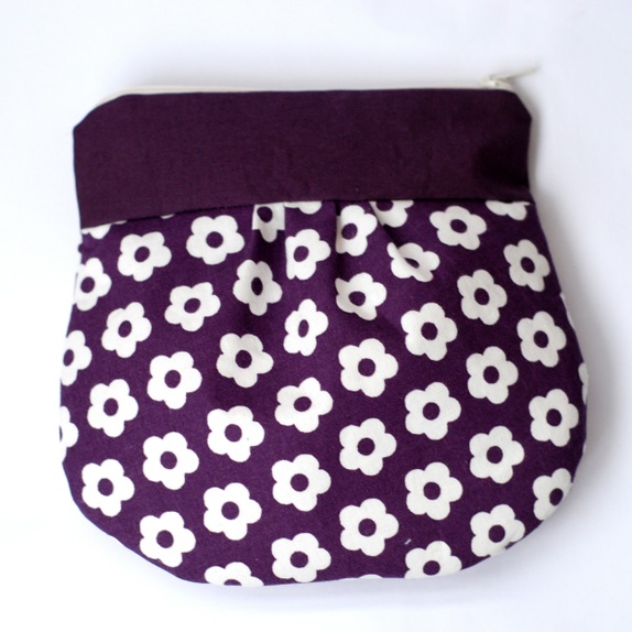 Lilla blomster og dus rosa - en romslig pung - Epla