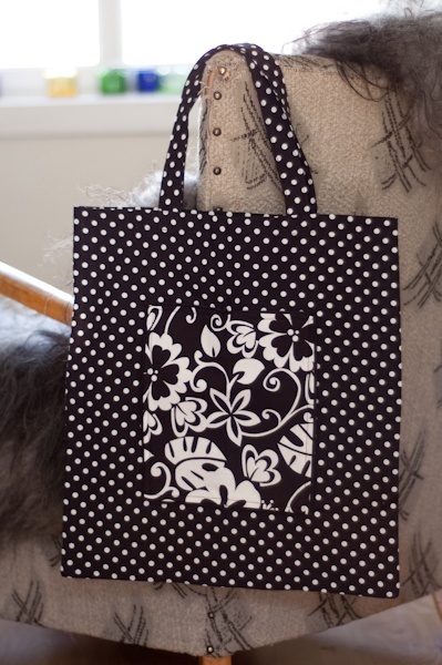 Sammenleggbart handlenett med polkaprikker - Epla