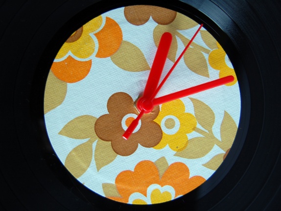 Retro LP-klokke med røde visere - Epla