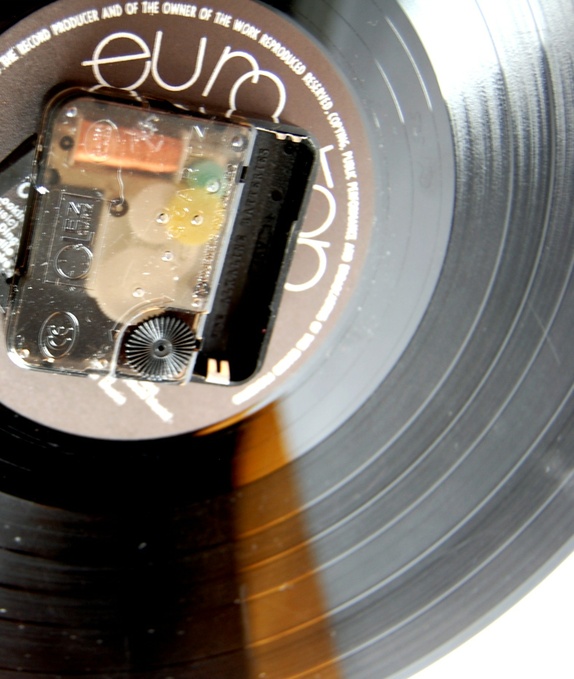 Retro LP-klokke med røde visere - Epla