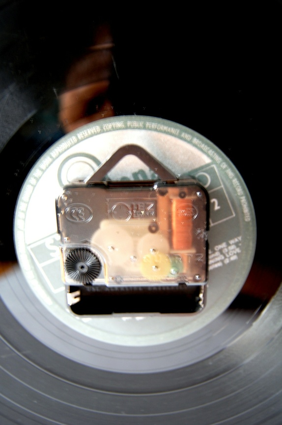 Retro LP-klokke med gule visere - Epla