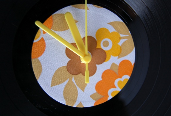 Retro LP-klokke med gule visere - Epla