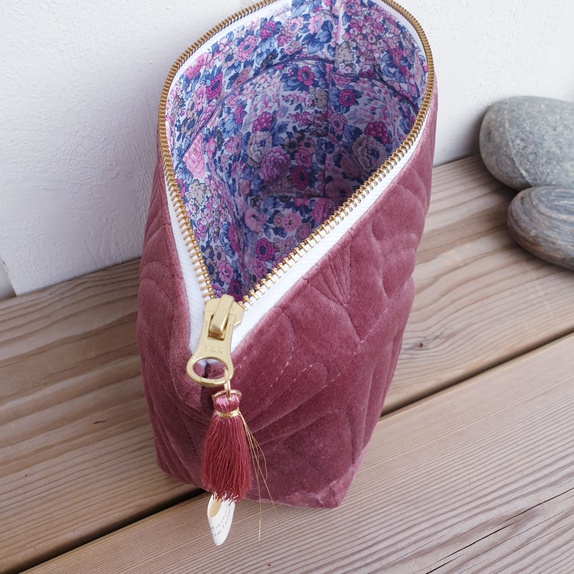 Sminkepung i quiltet velur - Epla