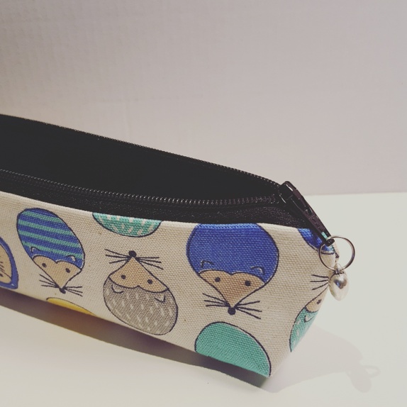 Pennal med blå pinnsvin, lite - Epla