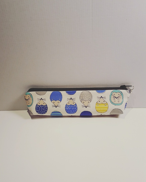 Pennal med blå pinnsvin, lite - Epla