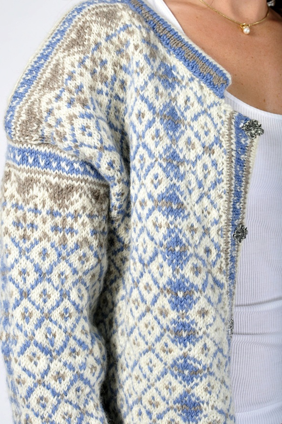 Hjemmestrikket kofte full av kjærlighet - Epla