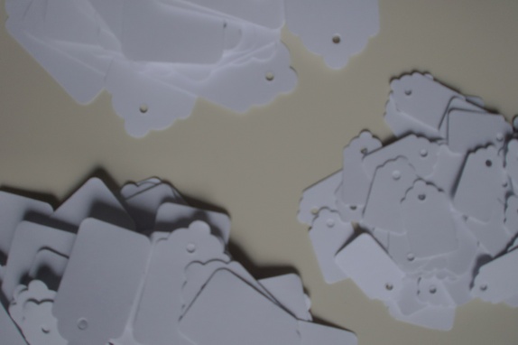 Hvite tags i tre ulike størrelser. Tags - Prislapper - Gavemerker ...