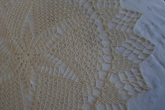 Flott heklet rund duk. Bryllupsgave. Konfirmasjonsgave. Venninnegave. - Epla