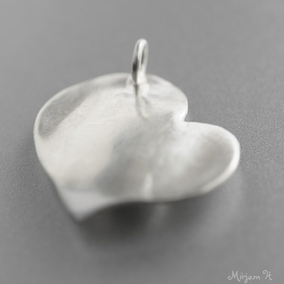 Håndlaget anheng - hjerte med månestein - Epla