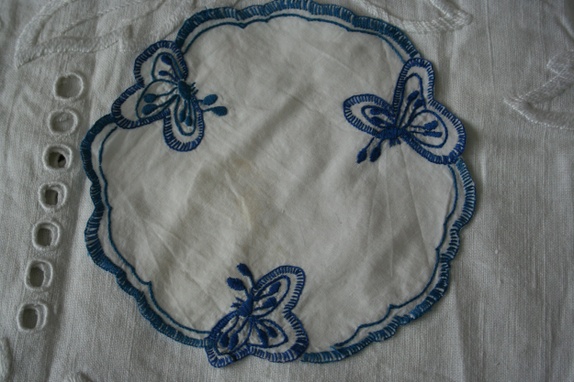 Gammel liten brodert brikke med sommerfugler - Epla