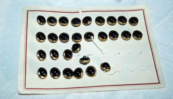 Et brett med gamle knapper - Epla