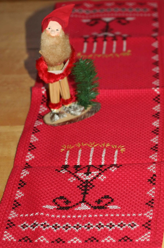 Koselig, håndbrodert juleduk - Epla