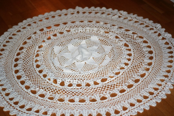 Rund, heklet duk - Epla