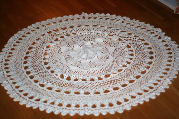 Rund, heklet duk - Epla