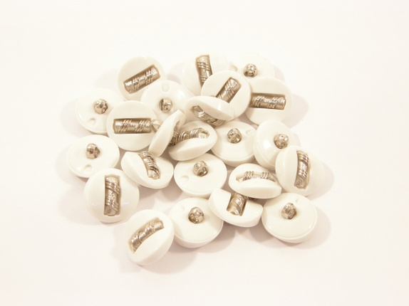 Hvite og sølvfarga knapper - stripe med striper - Epla