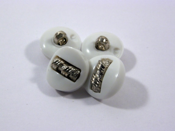 Hvite og sølvfarga knapper - stripe med striper (små) - Epla