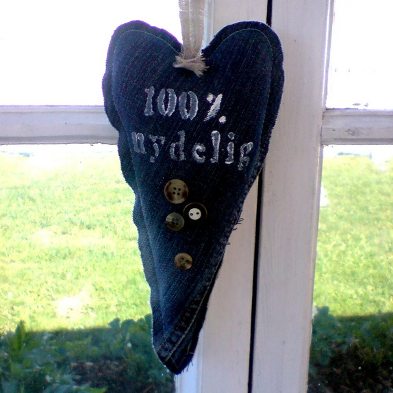 Rått romantisk lavendel hjerte "100% nydelig" dongeri med knapper. Redesign - Epla