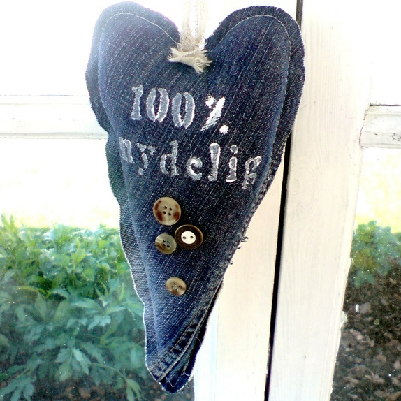 Rått romantisk lavendel hjerte "100% nydelig" dongeri med knapper. Redesign - Epla