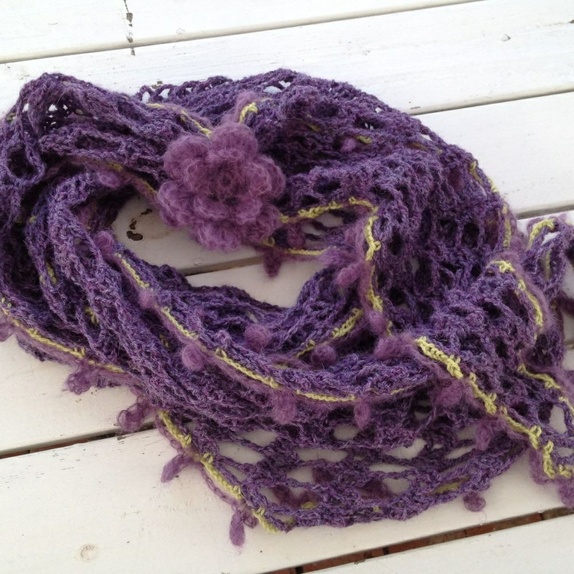 Pippilotta Viktualia Rullgardina Krusmynte Efraimsdatter Langstrømpe- alpaca sjal i lilla, lime ...