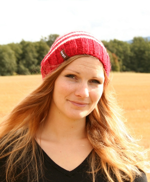 (Salg! 30% - før 300,-)Huvan - håndstrikket lue med røde og hvite striper - Epla