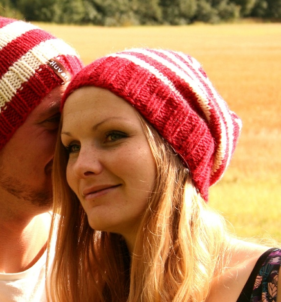 (Salg! 30% - før 300,-)Huvan - håndstrikket lue med røde og hvite striper - Epla